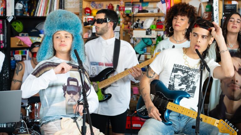 CA7RIEL & PACO AMOROSO debutan en el Tiny Desk de NPR